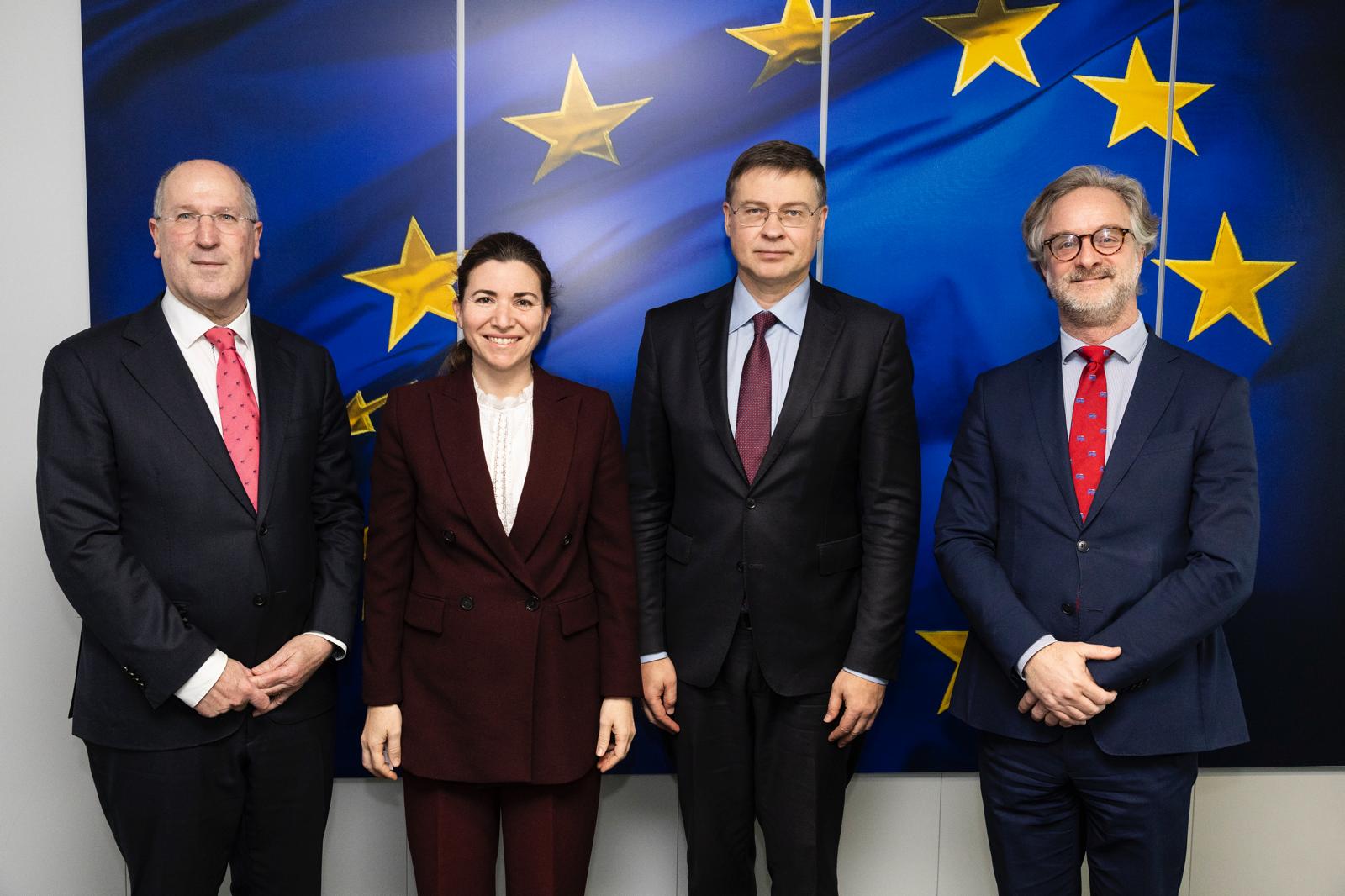 María Abascal aborda con Dombrovskis simplificar la regulación bancaria ...